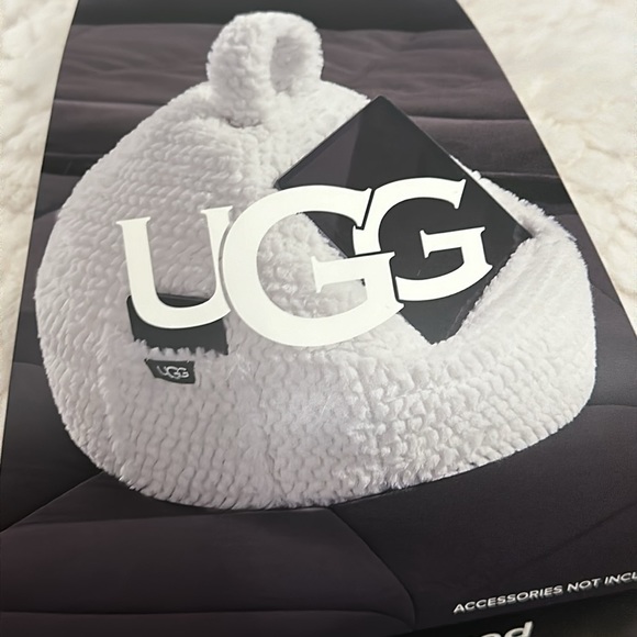 UGG | Other | Ugg Polar Textured Tablet Pouf | Poshmark